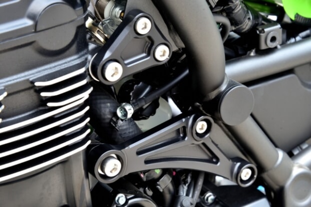 Z900RSの質感を高める新型エンジンハンガーがウッドストックから新発売 | カスタムパーツ | カスタムピープル