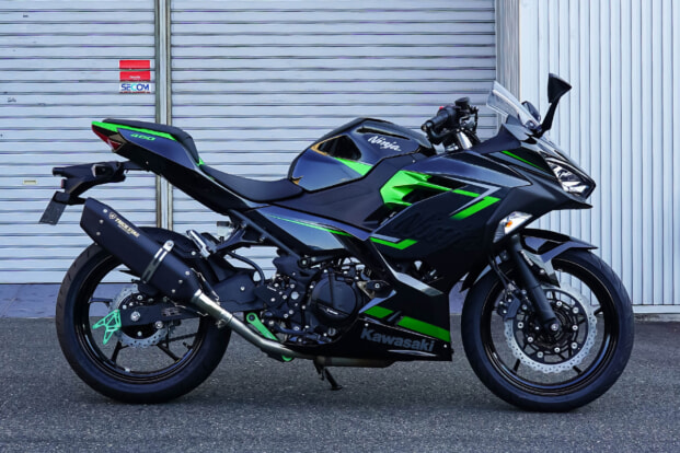 トリックスターが2023年モデルのNinja 400に適合するカスタムパーツ多数を発表。実用性の高いガード類を中心にラインナップ | カスタムパーツ | カスタムピープル