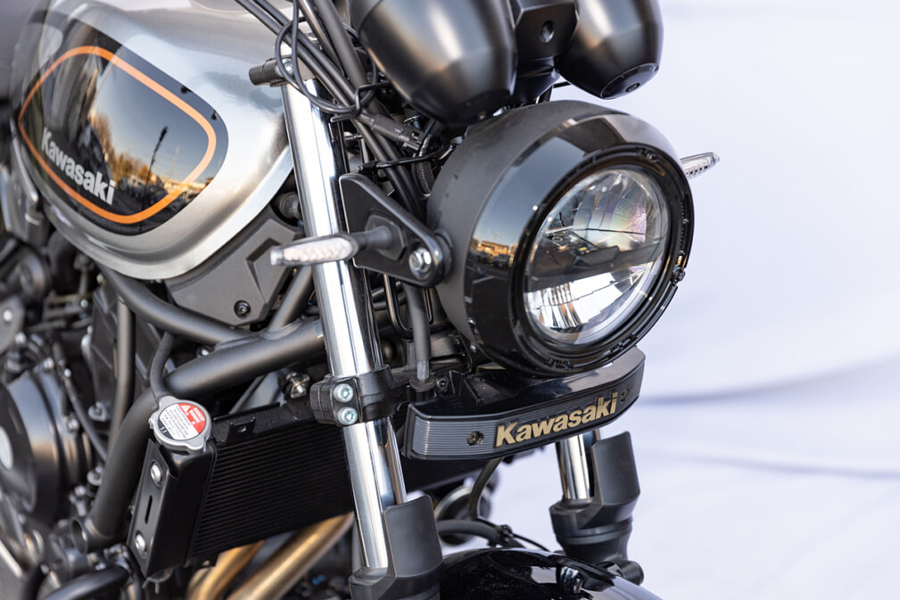 Z900RS & Z650RSのヘッドライト下にKAWASAKI純正エンブレムが装着可能に | カスタムパーツ | カスタムピープル